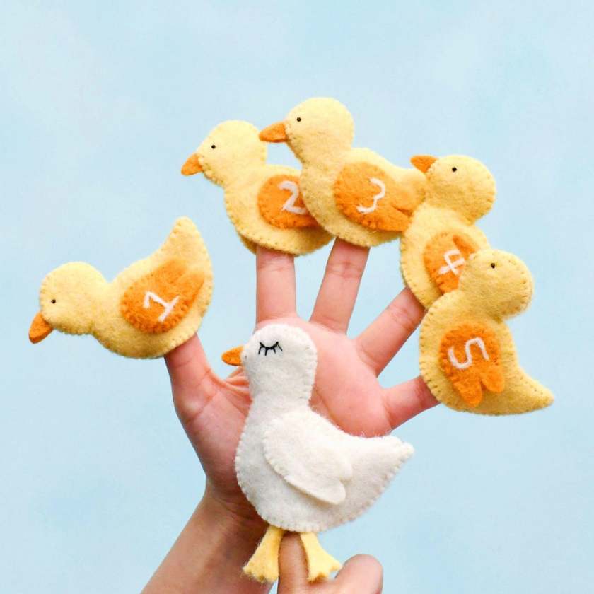 Five Little Ducks Finger Puppet Set | Zebra Finch Style
